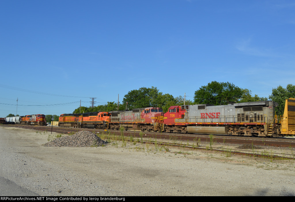 BNSF 706on the MEMKCK pulls up to the KCKTUL